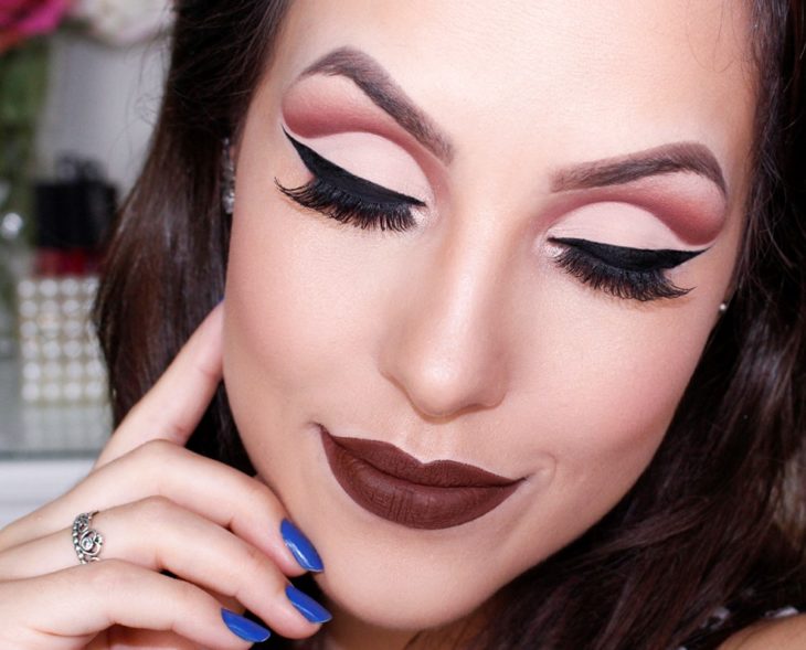 Cut crease: 15 ideias e o PASSO A PASSO desse truque de maquiagem