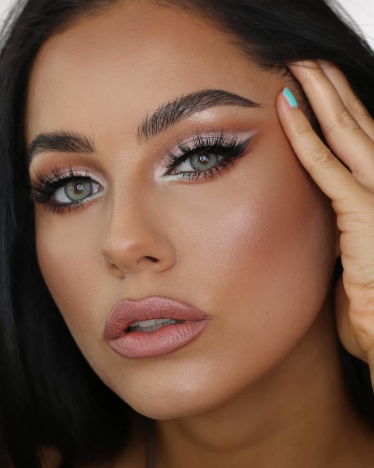 Cut crease: 15 ideias e o PASSO A PASSO desse truque de maquiagem
