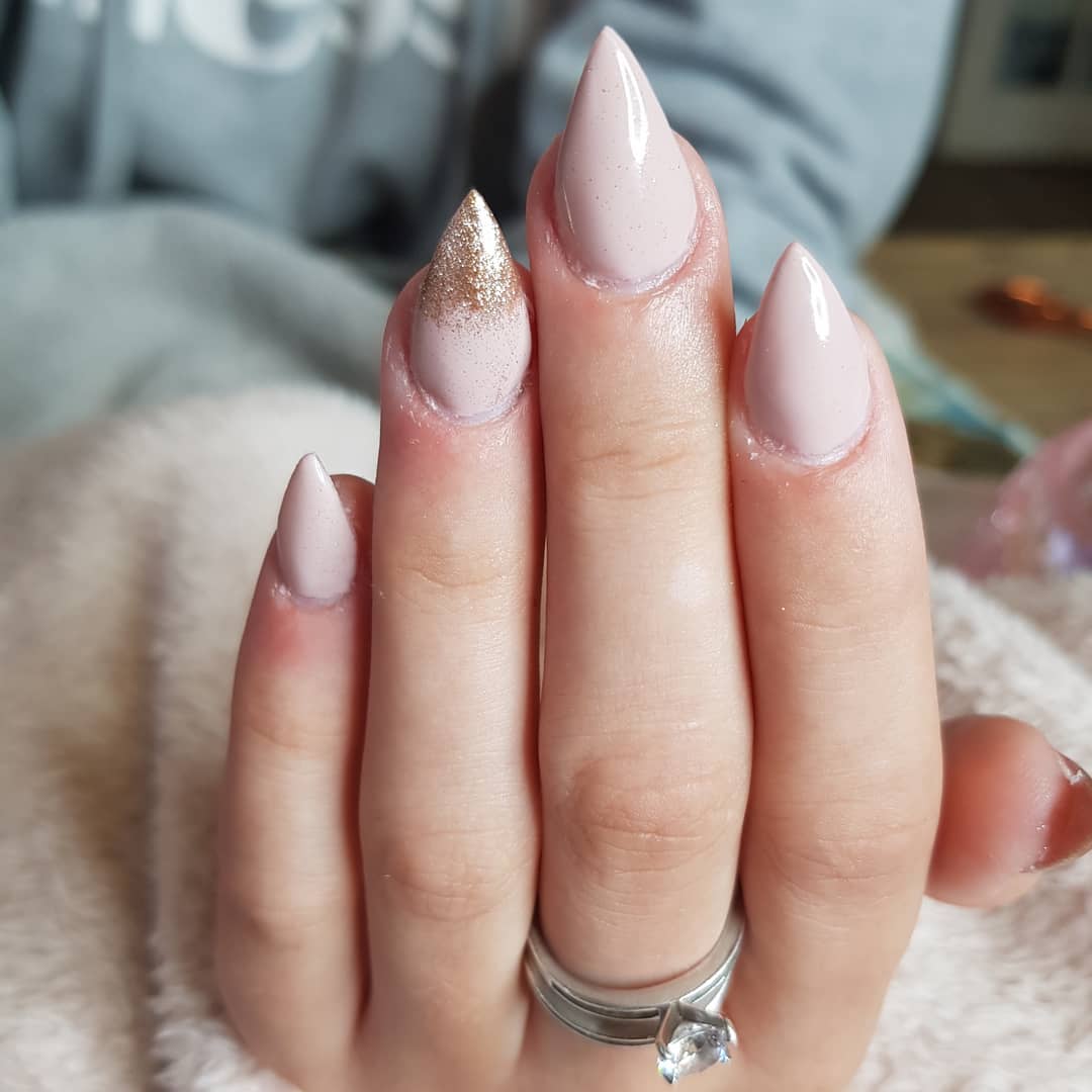 Unhas stiletto: 30 fotos de inspirações, cuidados e como fazer
