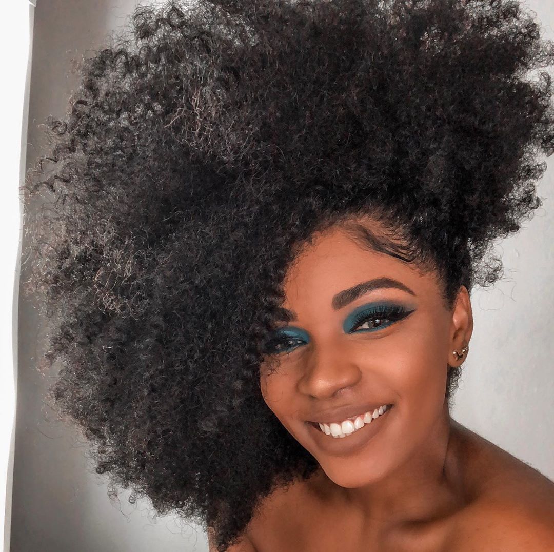Penteados afros: 80 fotos cheias de estilo e significado para arrasar