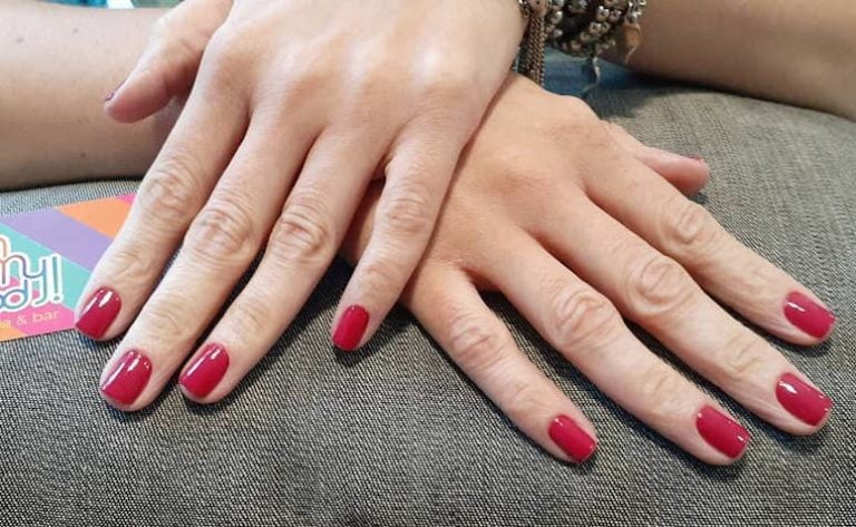 40 ideias de unhas simples para completar o visual facilmente