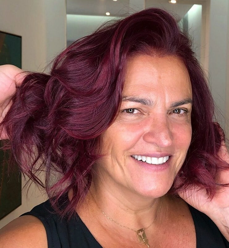 Cabelo marsala: conheça a cor do momento que é puro estilo