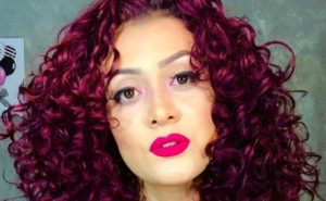 Cabelo marsala: conheça a cor do momento que é puro estilo