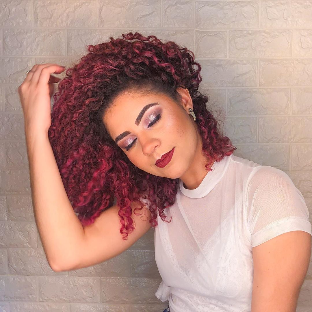Cabelo marsala: conheça a cor do momento que é puro estilo