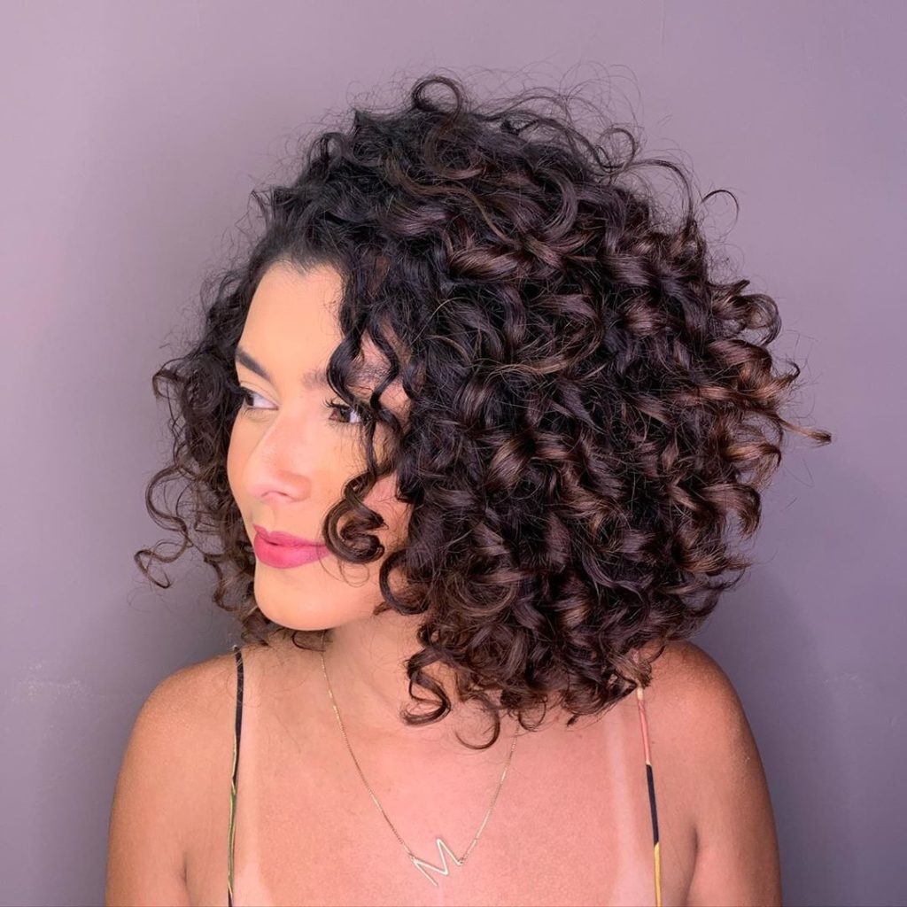 Long bob cacheado: o guia definitivo para aderir ao estilo e arrasar