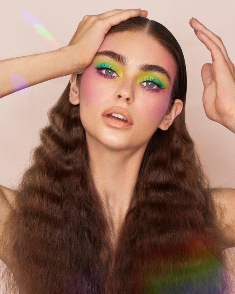 Maquiagem colorida: 35 fotos e PASSO A PASSO para você se inspirar