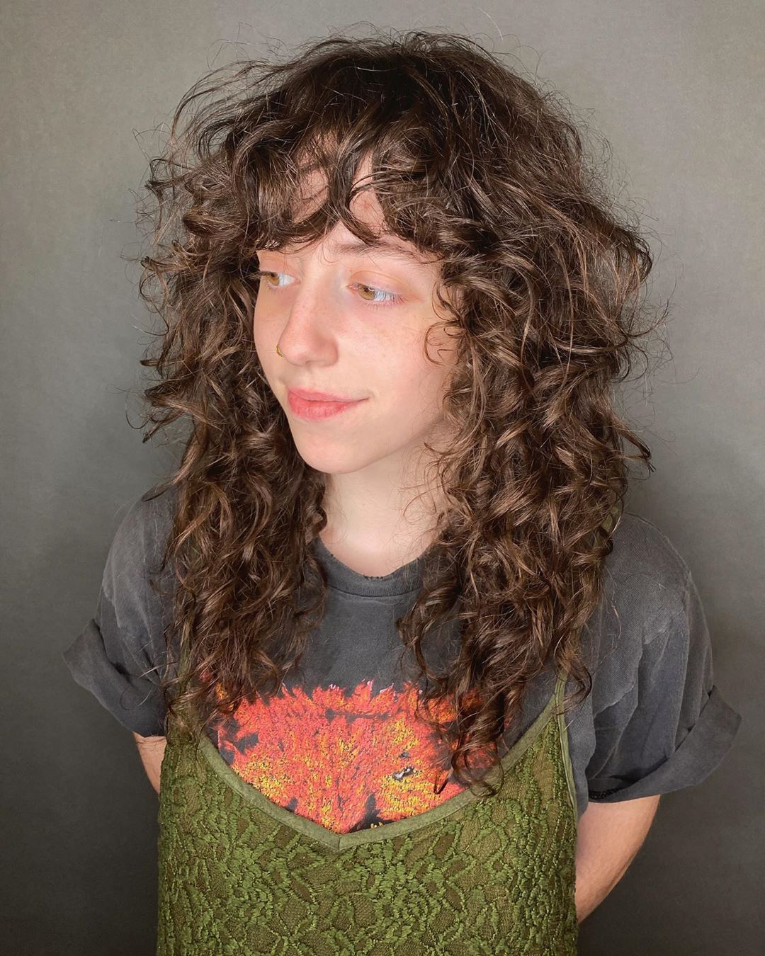 Cabelo cacheado com franja: dicas e inspirações para ficar mais poderosa