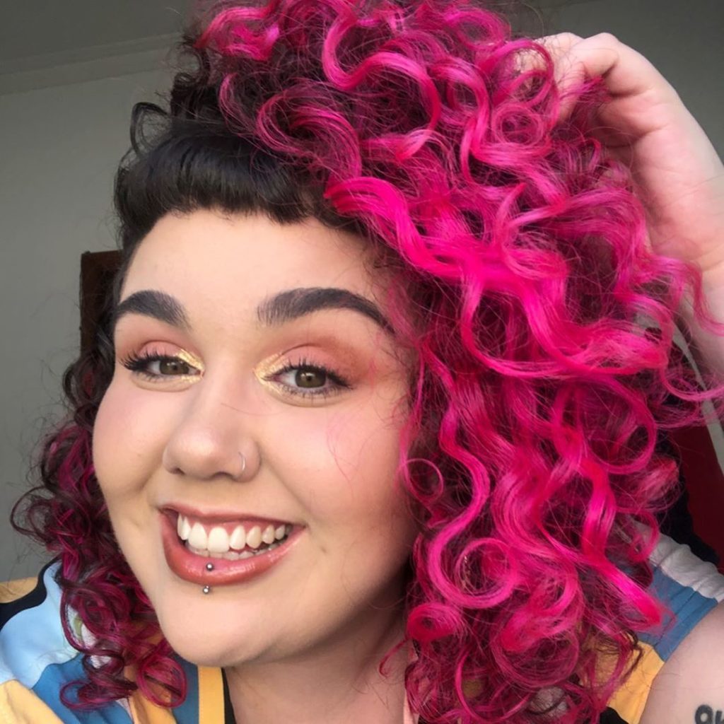 Cabelo cacheado com franja: dicas e inspirações para ficar mais poderosa