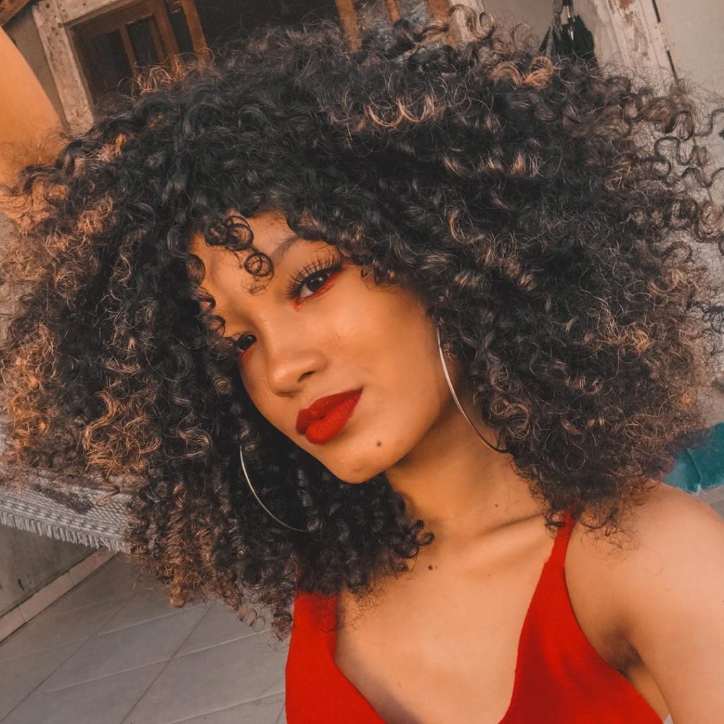 Cabelo cacheado com franja: dicas e inspirações para ficar mais poderosa