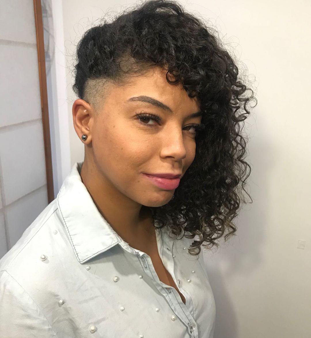 Cabelo cacheado com franja: dicas e inspirações para ficar mais poderosa