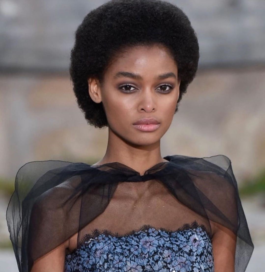 Cabelo crespo curto: 60 ideias para arrasar e desapegar dos fios longos