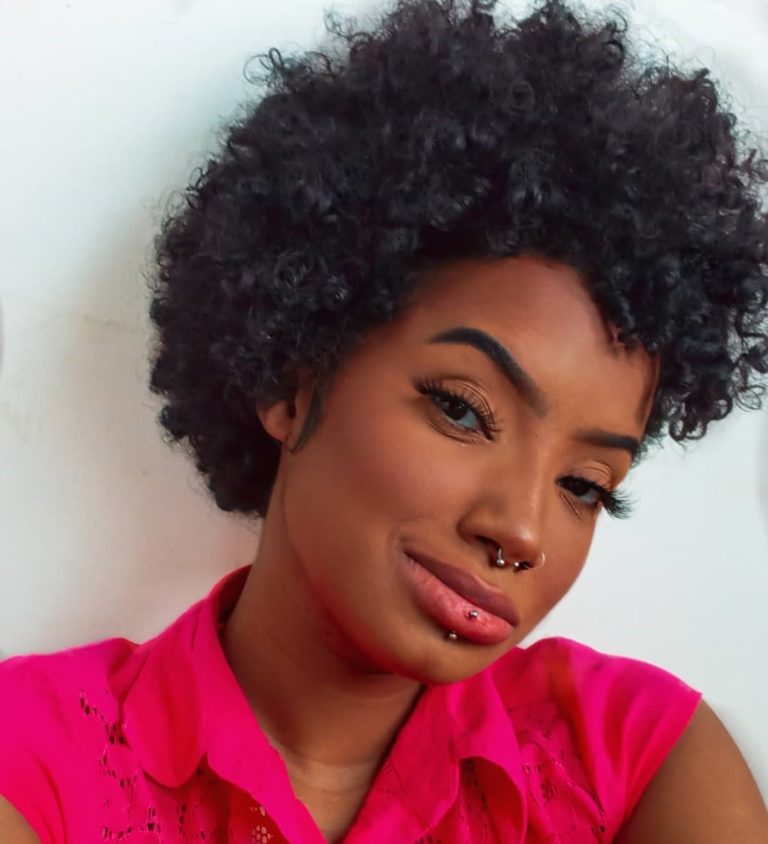 Cabelo crespo curto: 60 ideias para arrasar e desapegar dos fios longos