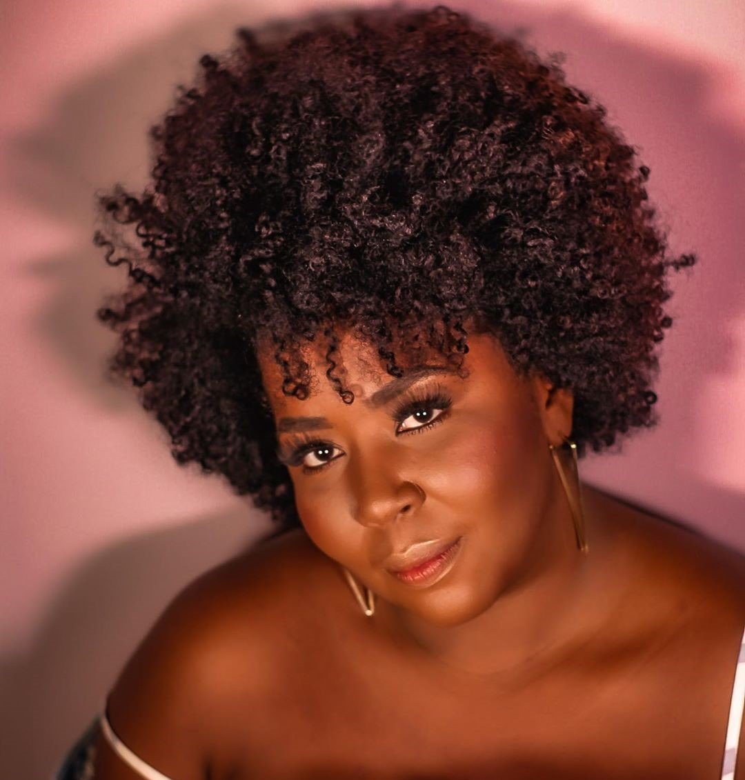Cabelo crespo curto: 60 ideias para arrasar e desapegar dos fios longos
