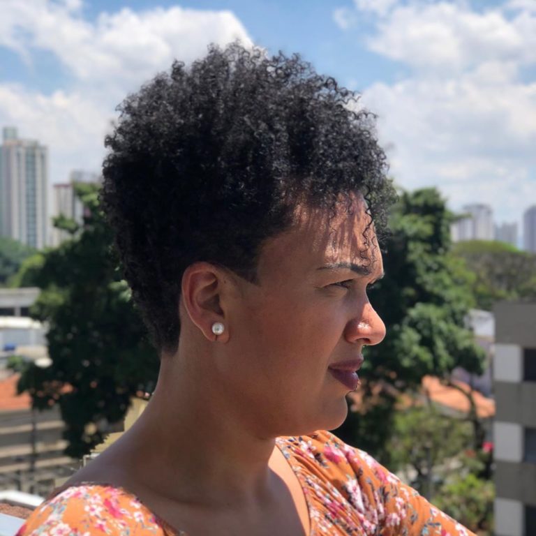 Cabelo crespo curto: 60 ideias para arrasar e desapegar dos fios longos