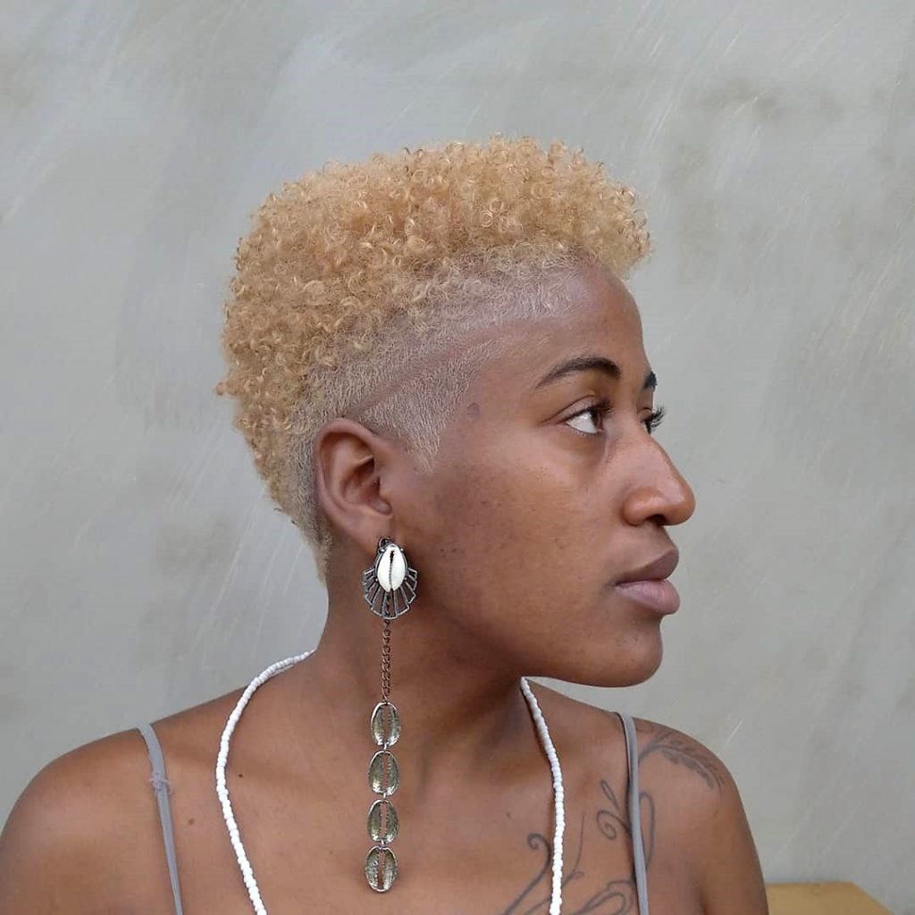 Cabelo crespo curto: 60 ideias para arrasar e desapegar dos fios longos