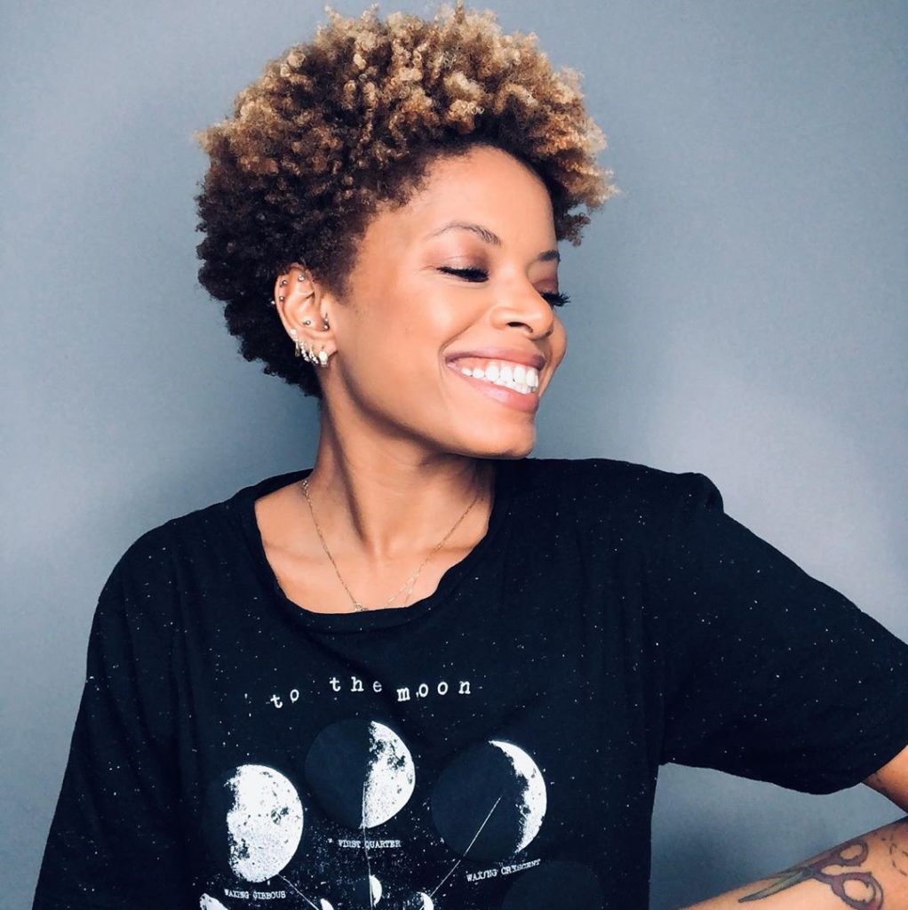 Cabelo crespo curto: 60 ideias para arrasar e desapegar dos fios longos