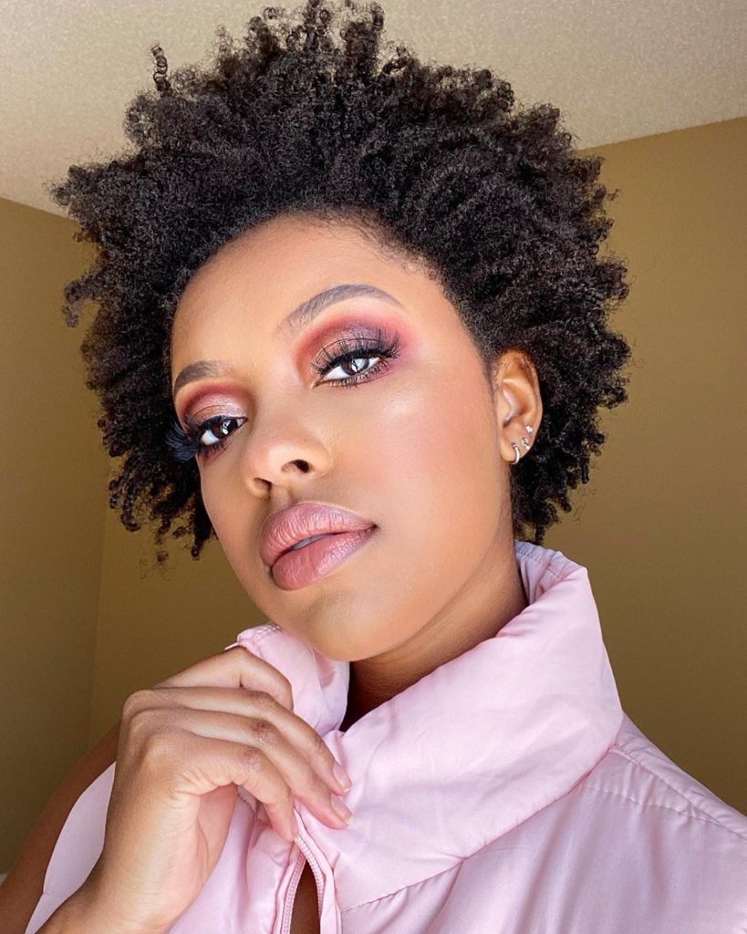 Cabelo crespo curto: 60 ideias para arrasar e desapegar dos fios longos