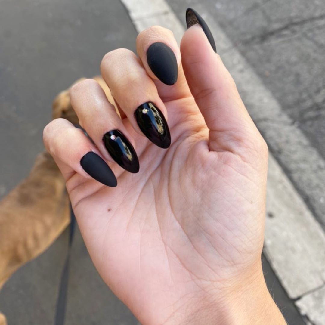 80 ideias de unhas decoradas pretas para ficar cheia de estilo