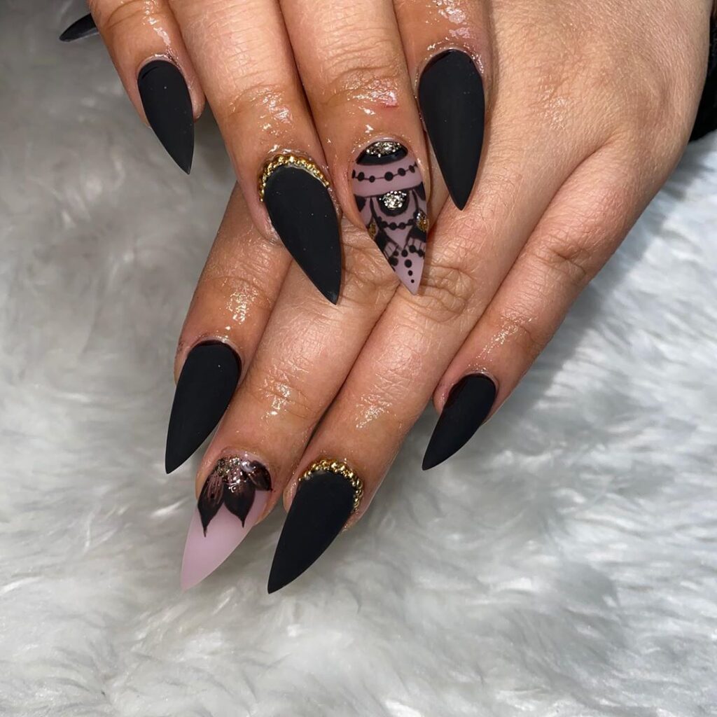 80 ideias de unhas decoradas pretas para ficar cheia de estilo