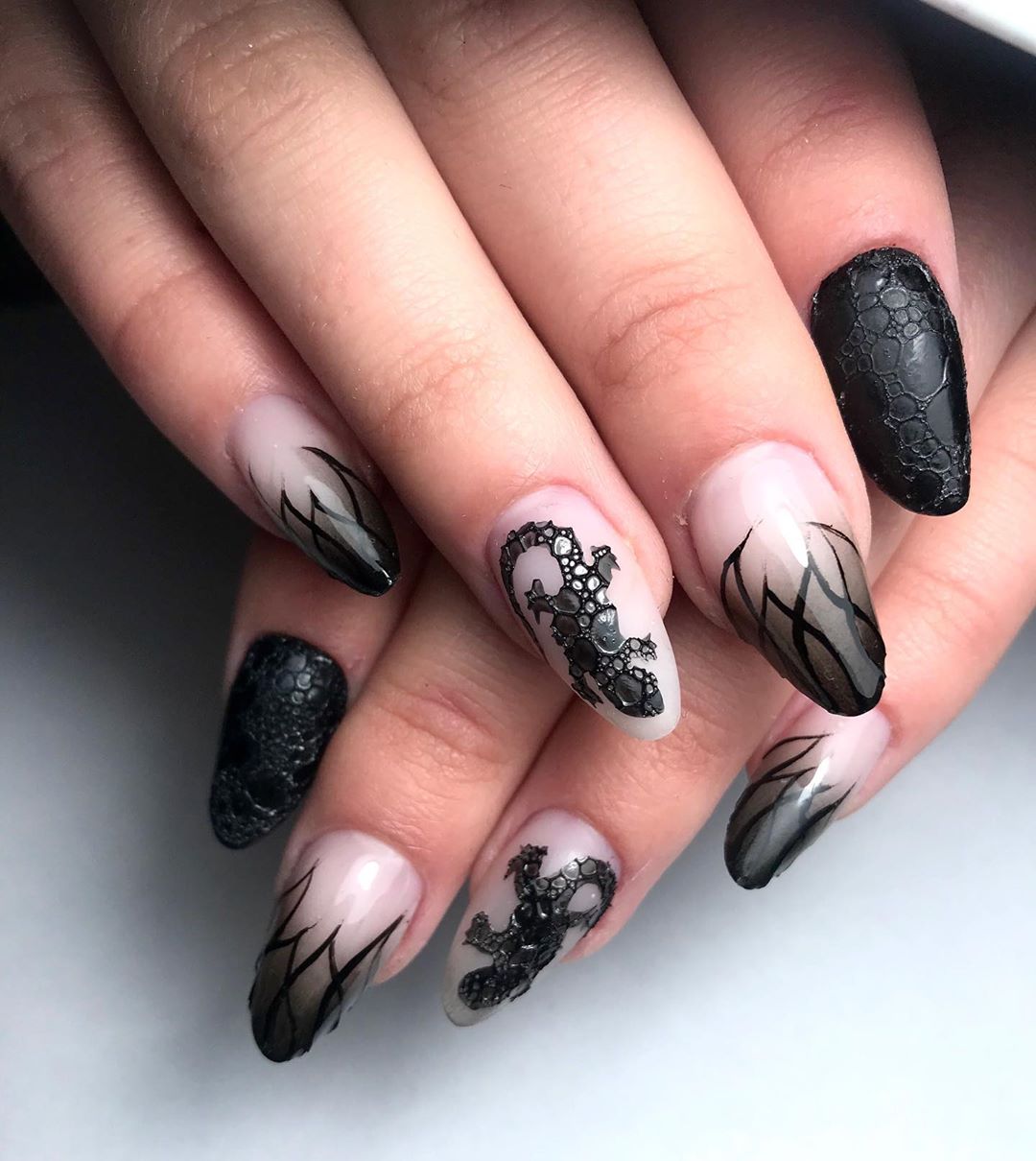 80 ideias de unhas decoradas pretas para ficar cheia de estilo