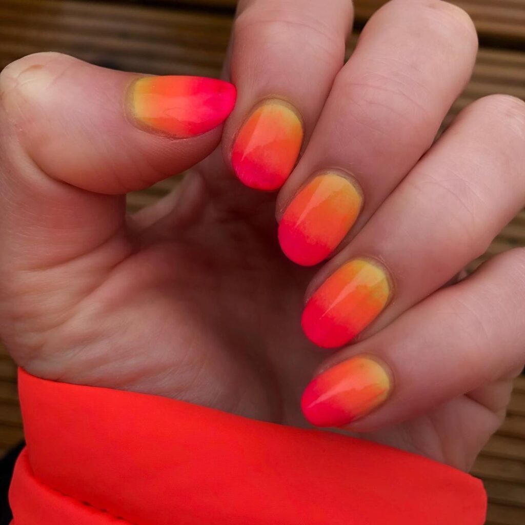 Unhas degradê: 80 FOTOS e passo a passo para apostar nessa nail art