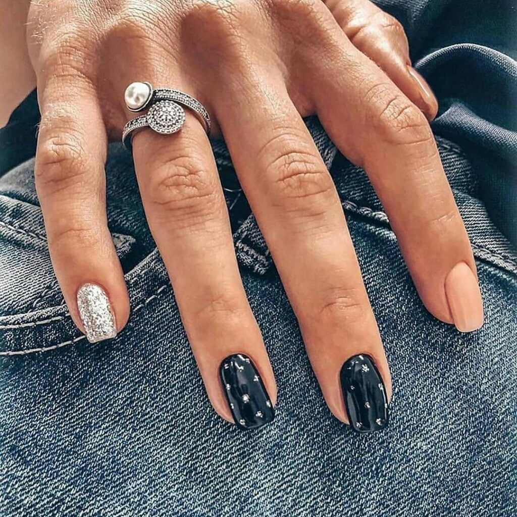 80 ideias de unhas decoradas pretas para ficar cheia de estilo