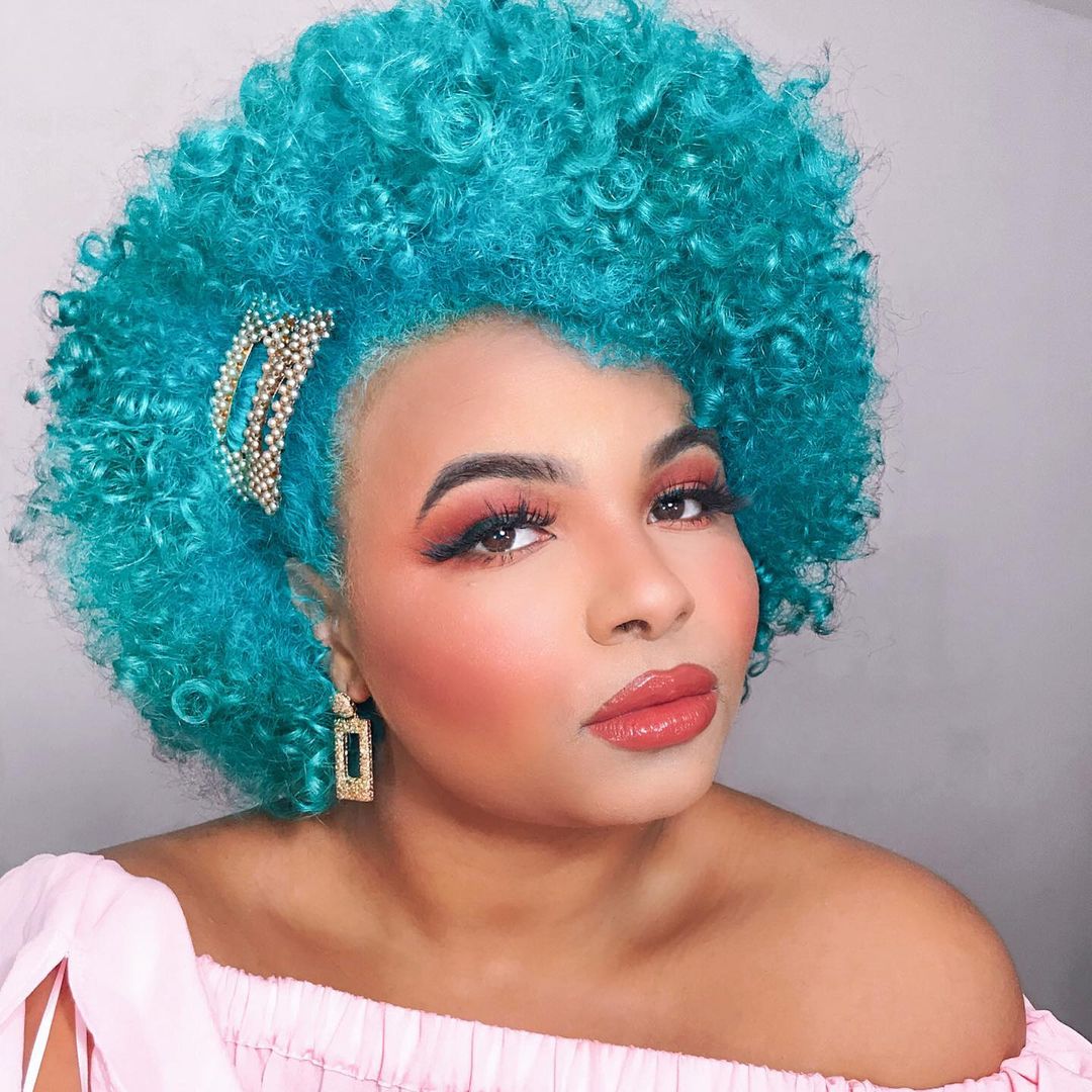 Cabelo cacheado azul: 60 fotos e como pintar os fios com essa linda cor