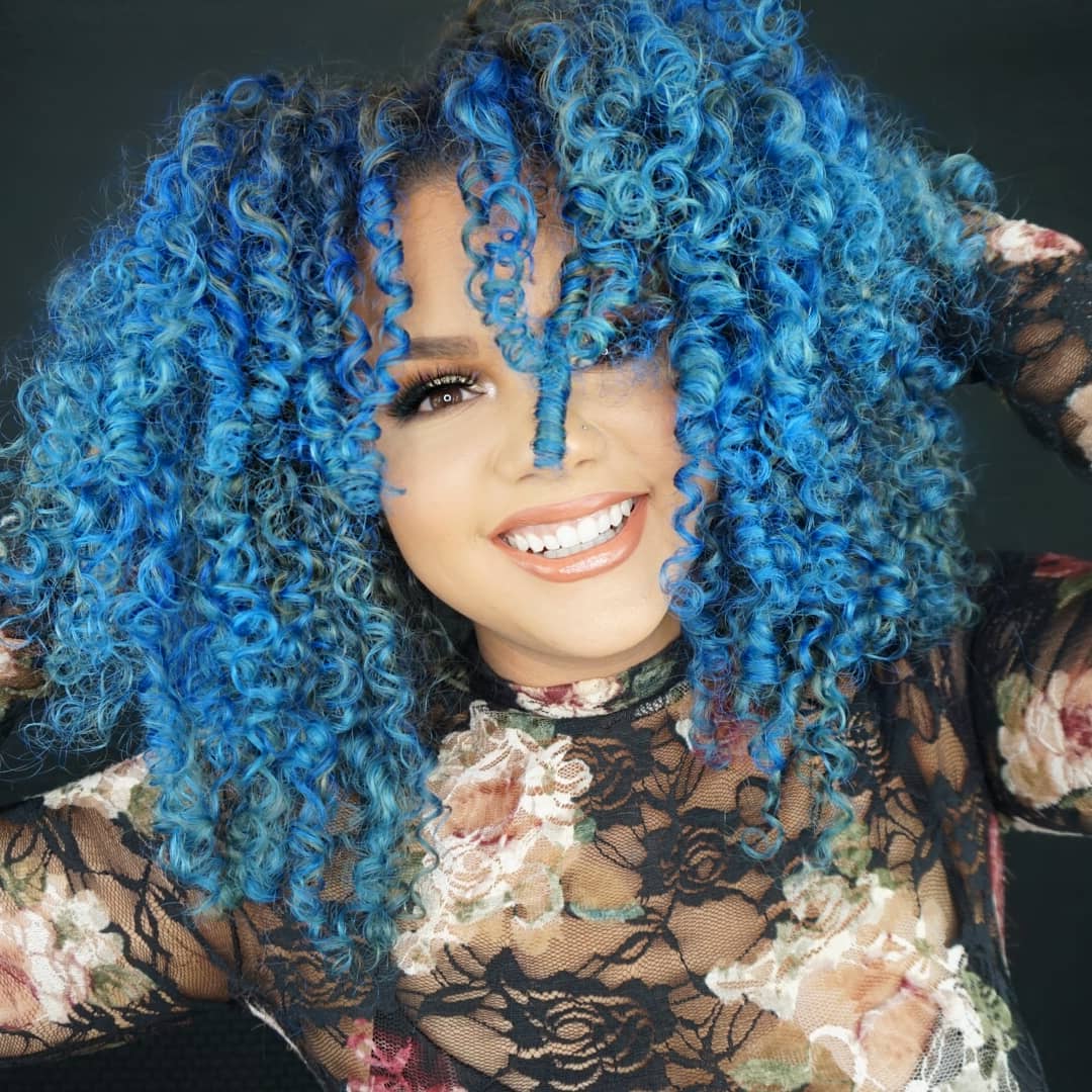 Cabelo cacheado azul: 60 fotos e como pintar os fios com essa linda cor
