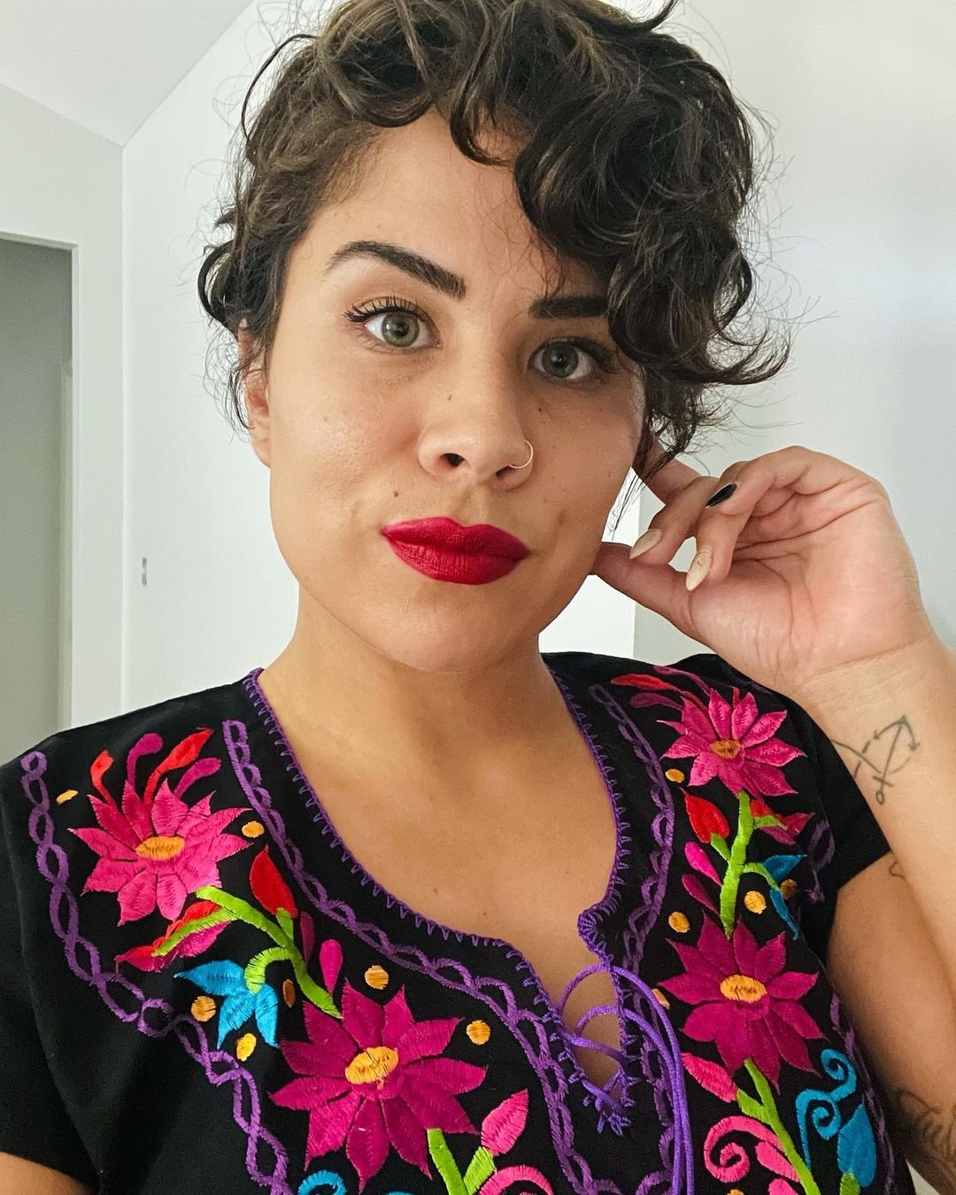 Pixie cut cacheado: 40 fotos incríveis, dicas e cuidados essenciais