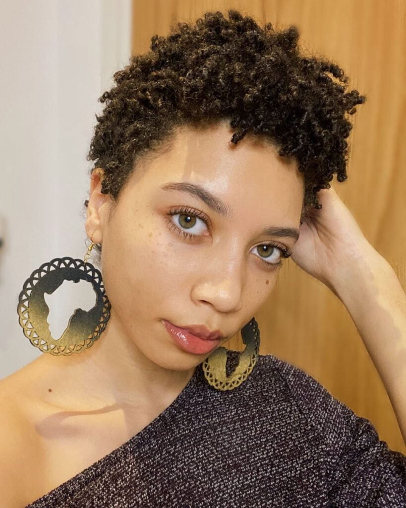 Pixie cut cacheado: 40 fotos incríveis, dicas e cuidados essenciais