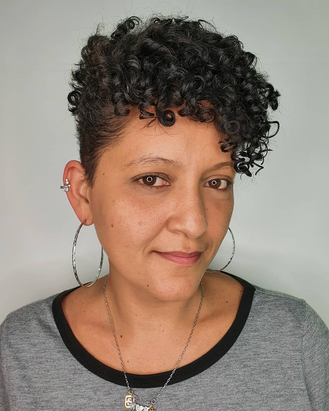Pixie cut cacheado: 40 fotos incríveis, dicas e cuidados essenciais