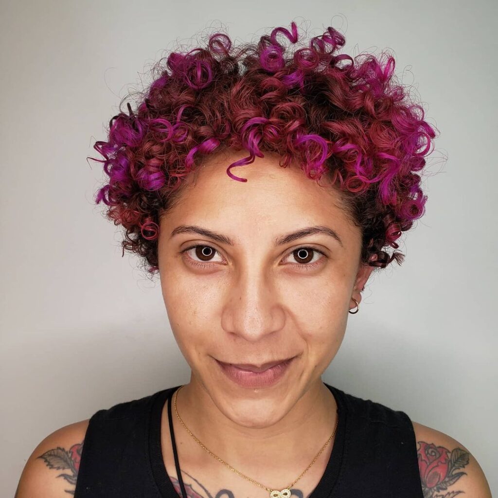 Pixie cut cacheado: 40 fotos incríveis, dicas e cuidados essenciais