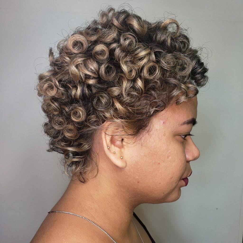 Pixie cut cacheado: 40 fotos incríveis, dicas e cuidados essenciais