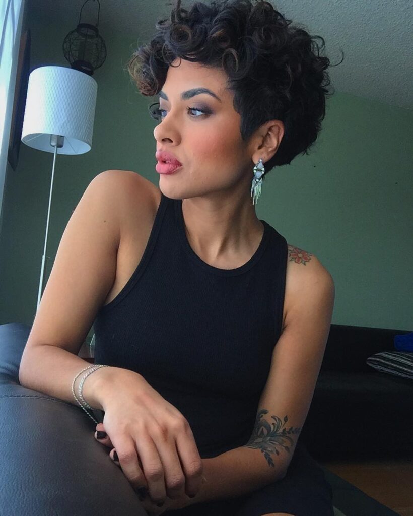 Pixie cut cacheado: 40 fotos incríveis, dicas e cuidados essenciais