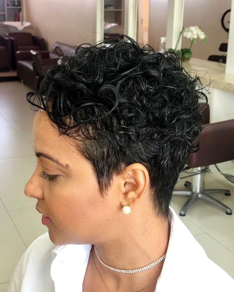 Pixie cut cacheado: 40 fotos incríveis, dicas e cuidados essenciais