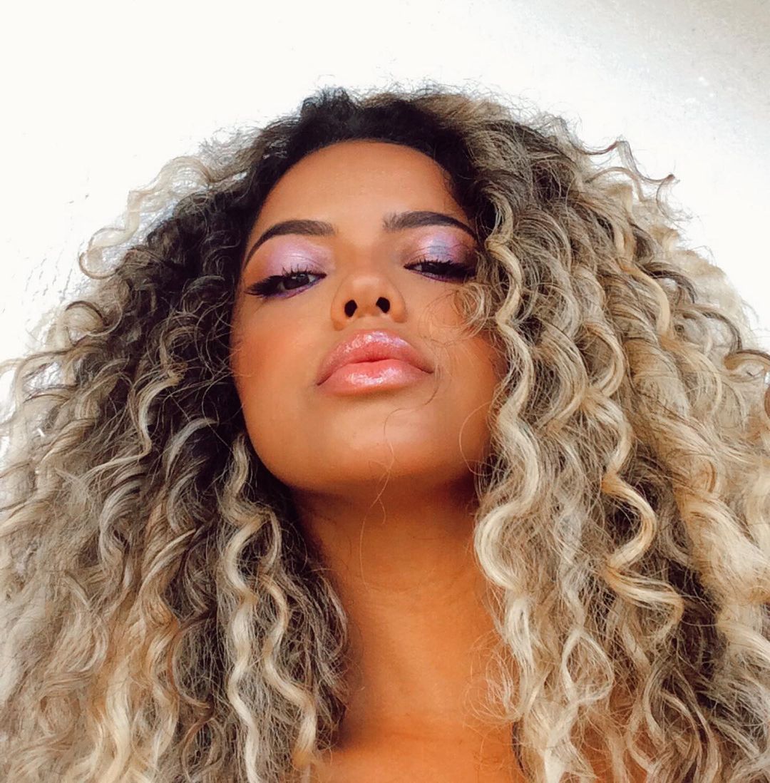 Cabelo cacheado loiro: 60 fotos e como cuidar dos seus fios luminosos