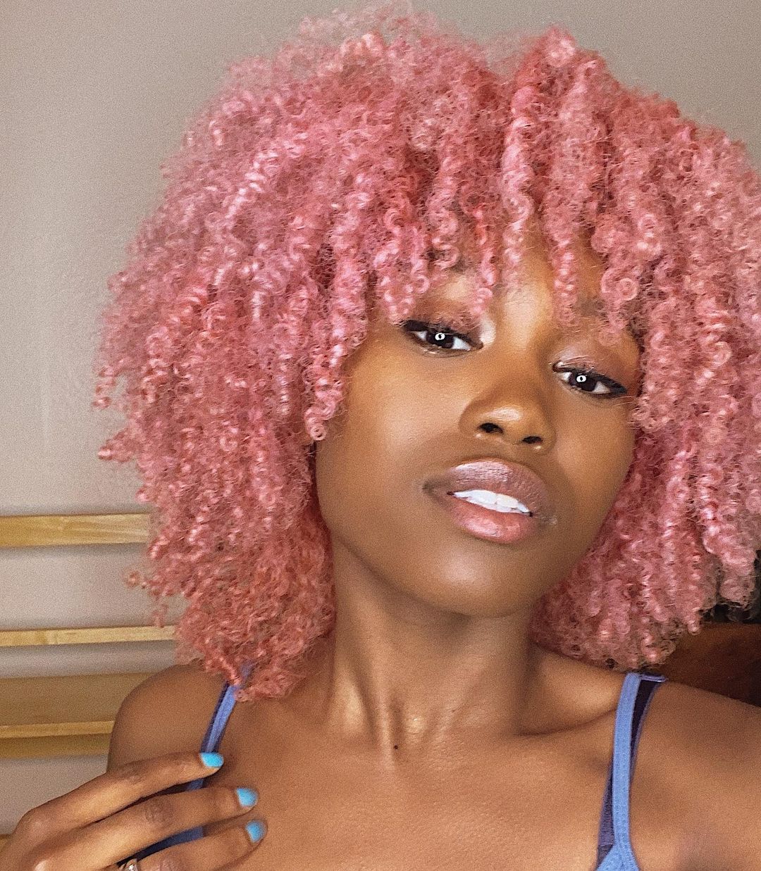 Cabelo cacheado rosa: 40 fotos + tutoriais para fazer o seu