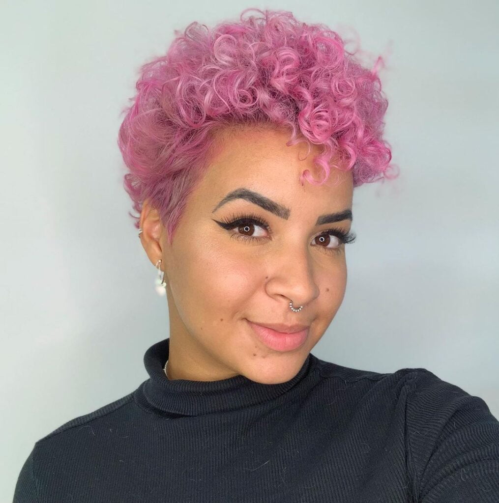 Cabelo cacheado rosa: 40 fotos + tutoriais para fazer o seu