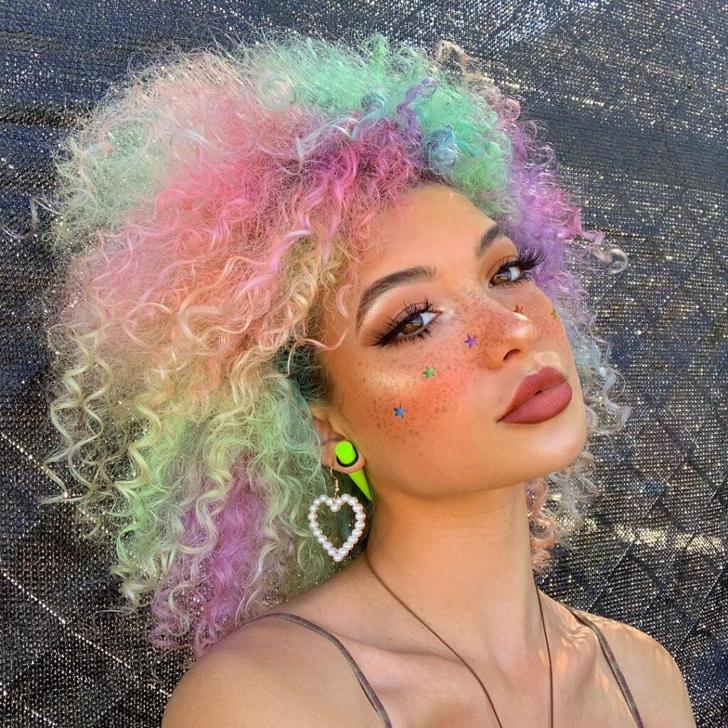 Cabelo cacheado rosa: 40 fotos + tutoriais para fazer o seu