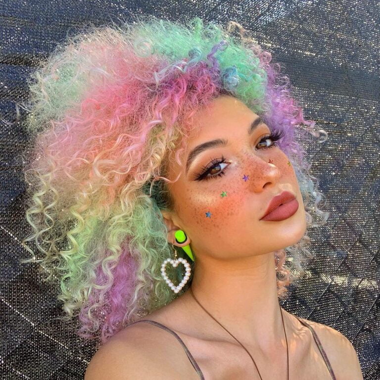 Cabelo cacheado rosa: 40 fotos + tutoriais para fazer o seu