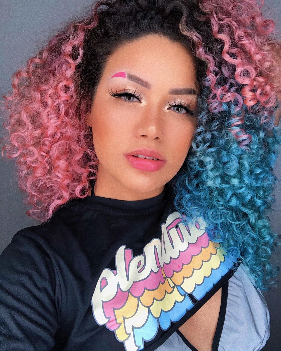 Cabelo cacheado rosa: 40 fotos + tutoriais para fazer o seu