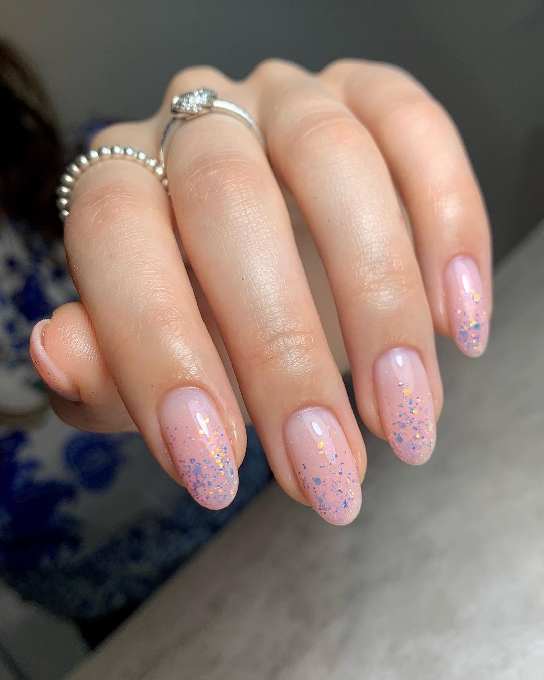 Unhas redondas: 30 ideias + vídeos para aderir a tendência