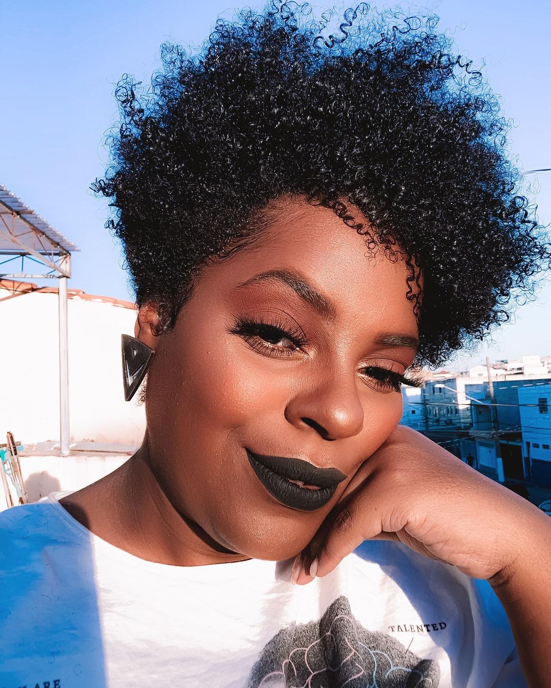 Penteados para cabelos crespos curtos: 50 ideias + tutoriais