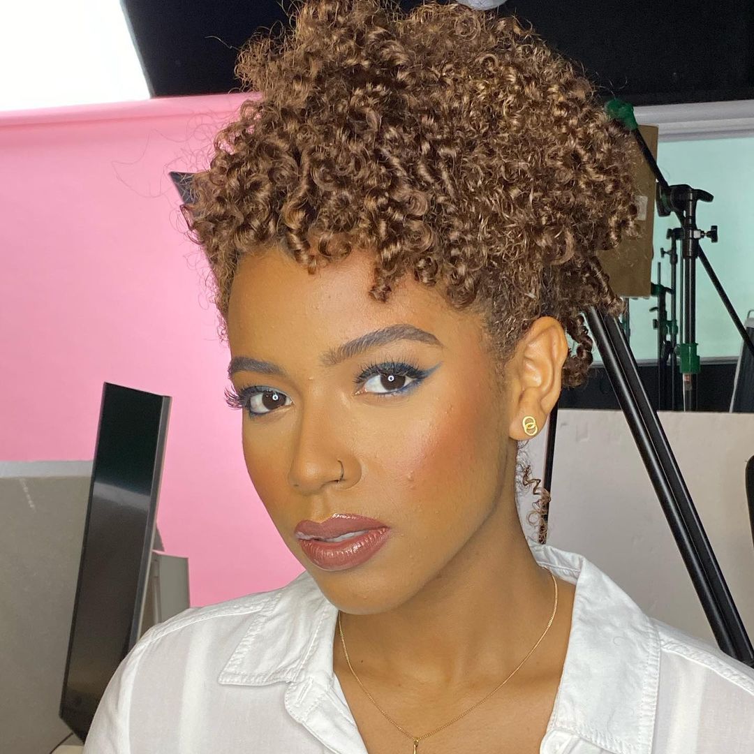 Penteados para cabelos crespos curtos: 50 ideias + tutoriais