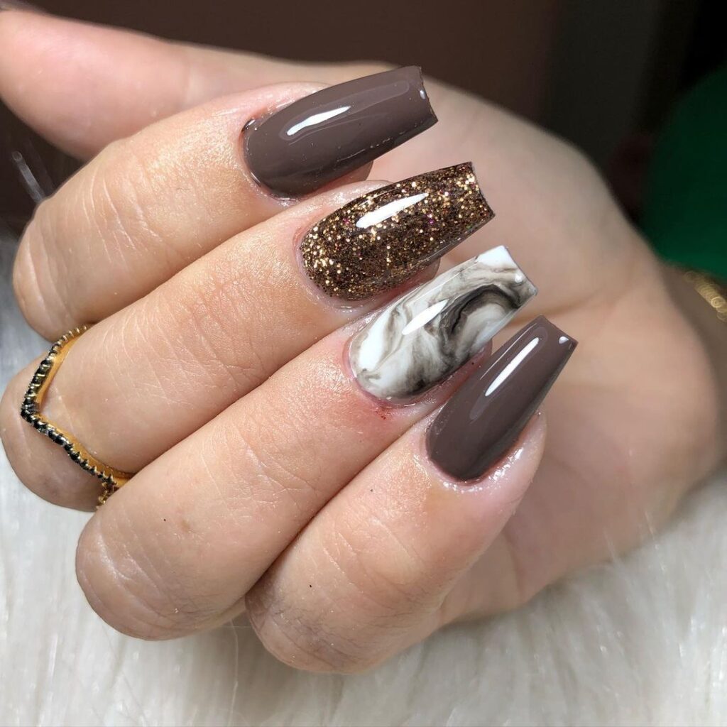 Unhas marrom: 40 ideias para fugir do comum com criatividade