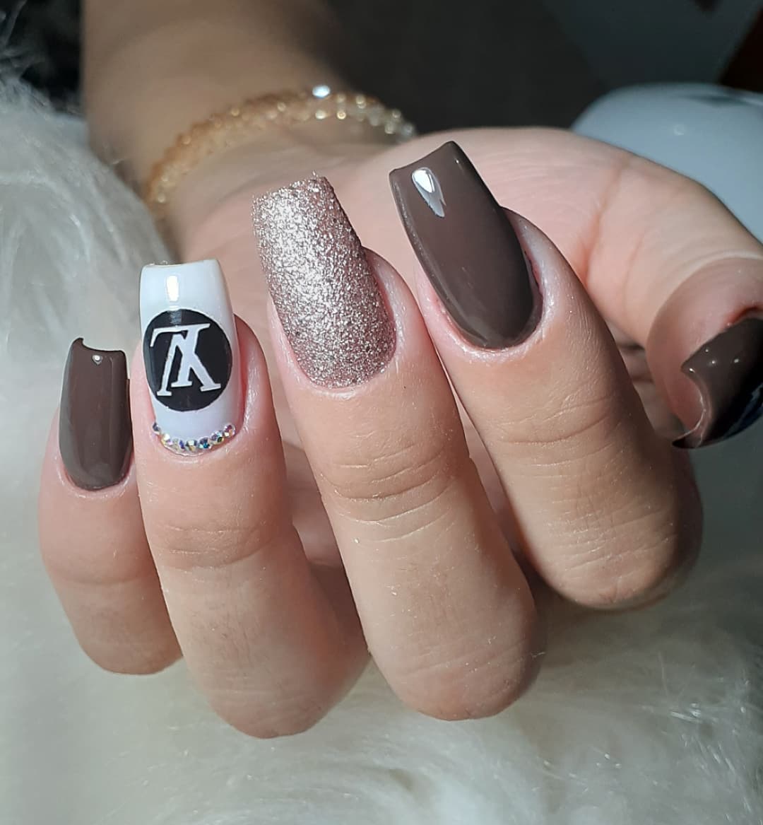Unhas marrom: 40 ideias para fugir do comum com criatividade