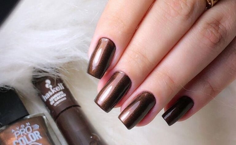 Unhas marrom: 40 ideias para fugir do comum com criatividade