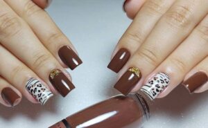 Unhas marrom: 40 ideias para fugir do comum com criatividade