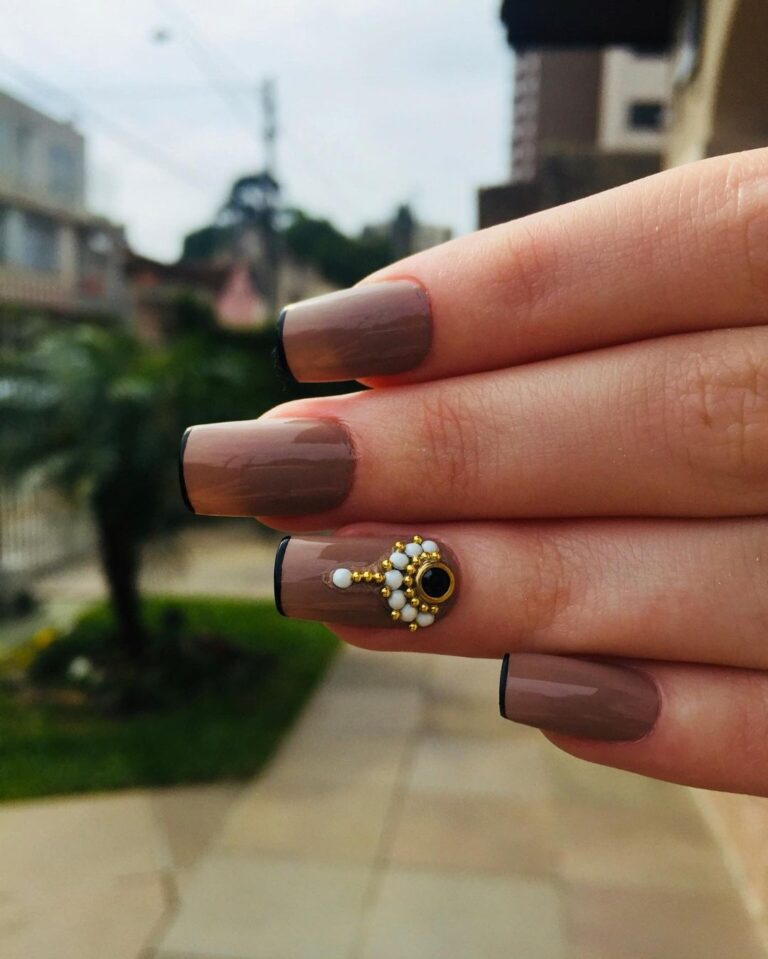 Unhas marrom: 40 ideias para fugir do comum com criatividade