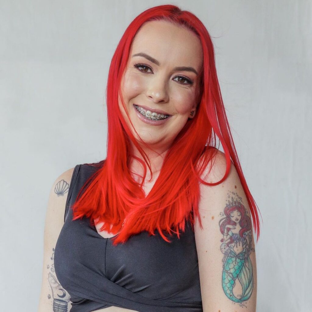 Cabelo vermelho cereja: inspirações e dicas sobre a cor!